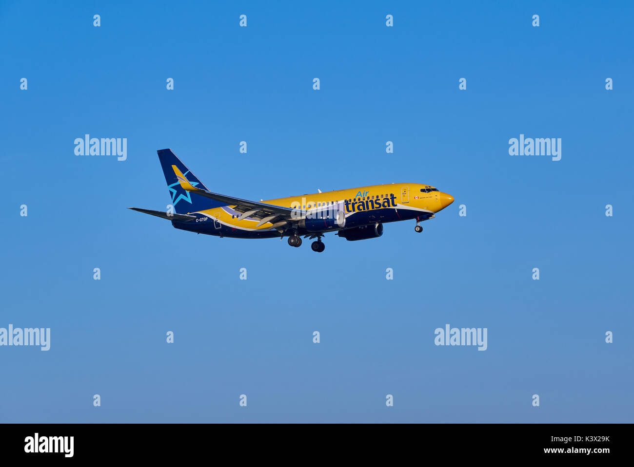 Air transat boeing 737 hi-res stock photography and images - Alamy