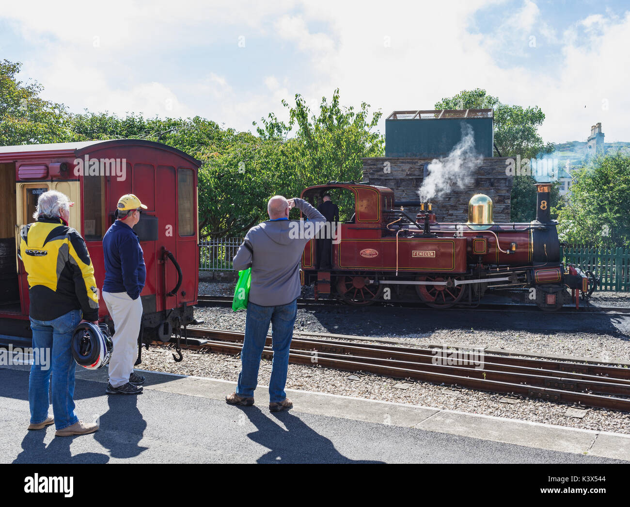 People watching steam train hi-res stock photography and images - Alamy