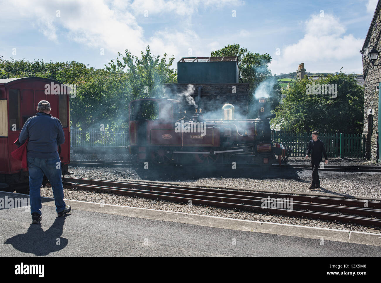 People watching steam train hi-res stock photography and images - Alamy