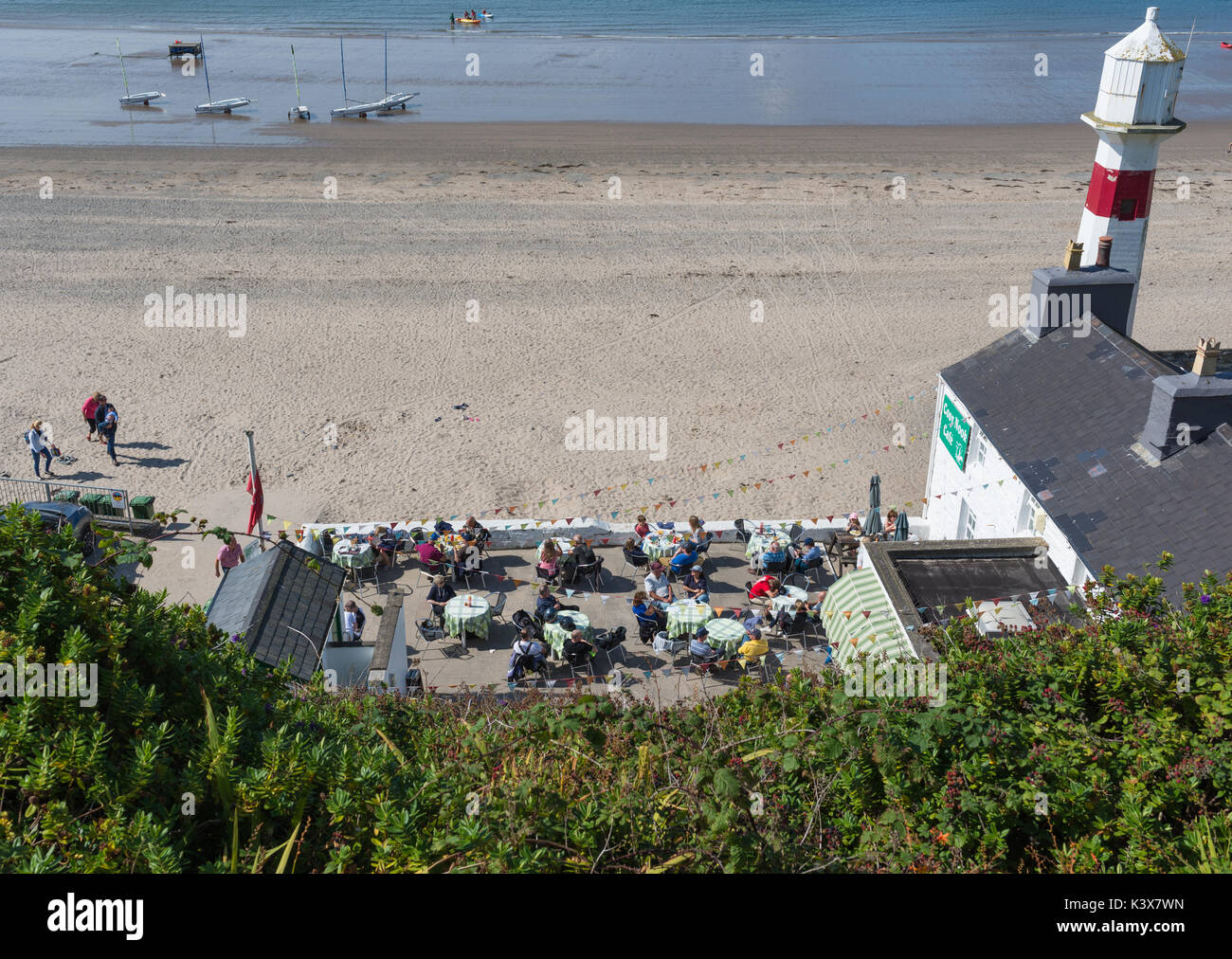 Busy beach scene hi-res stock photography and images - Alamy