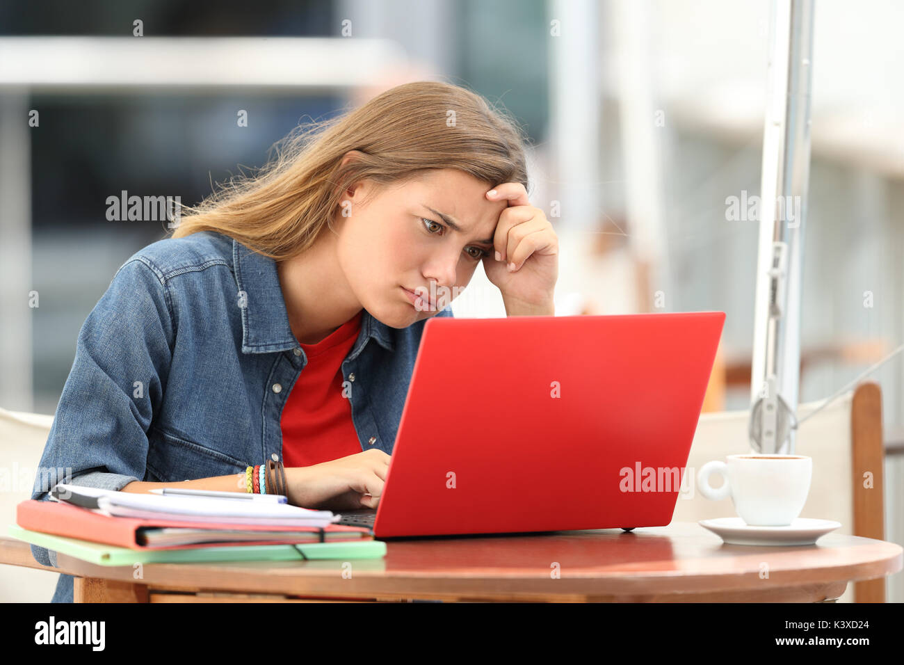 Confused student laptop hi-res stock photography and images - Alamy