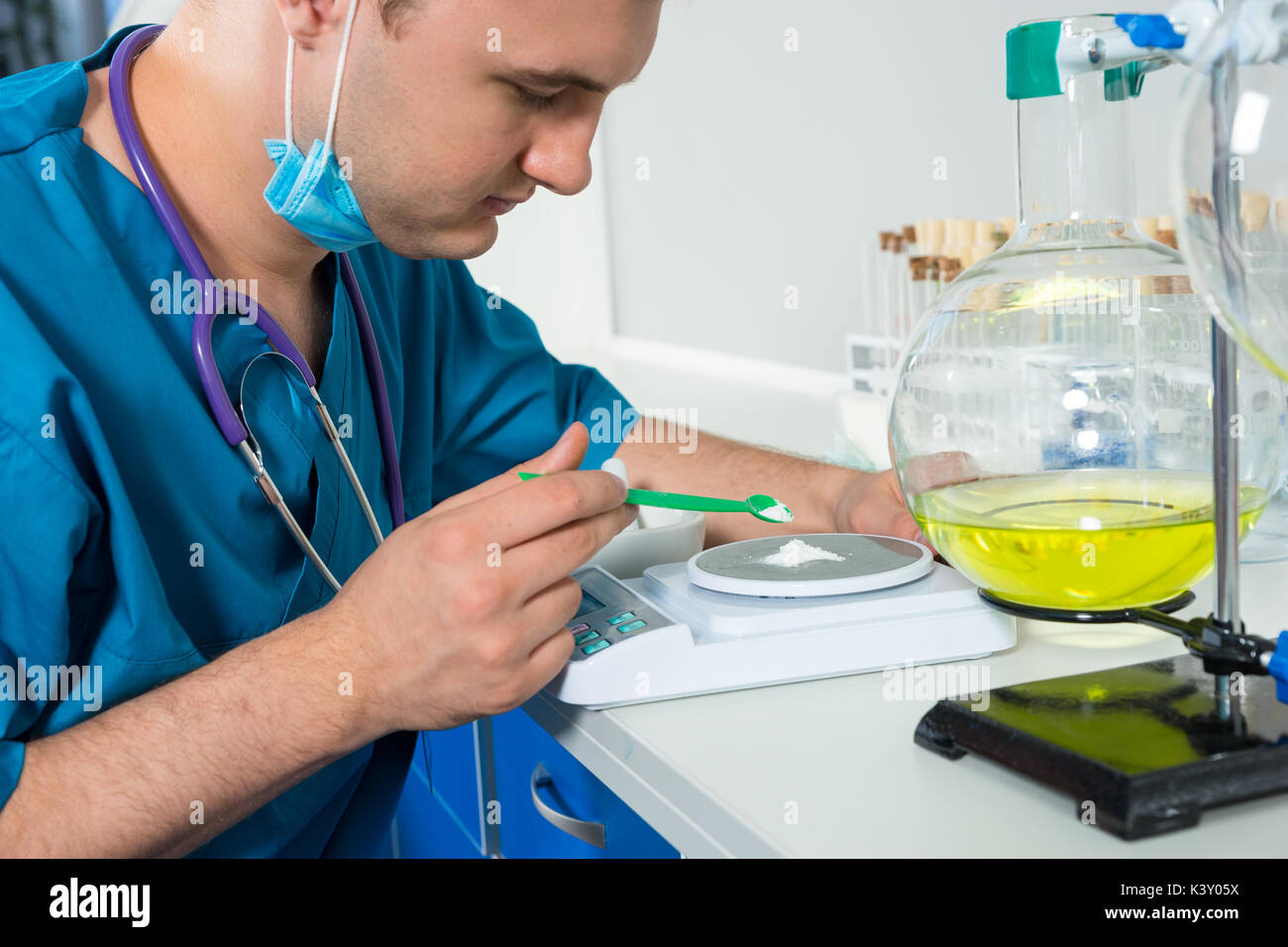 Experiment lab scales hi-res stock photography and images - Alamy