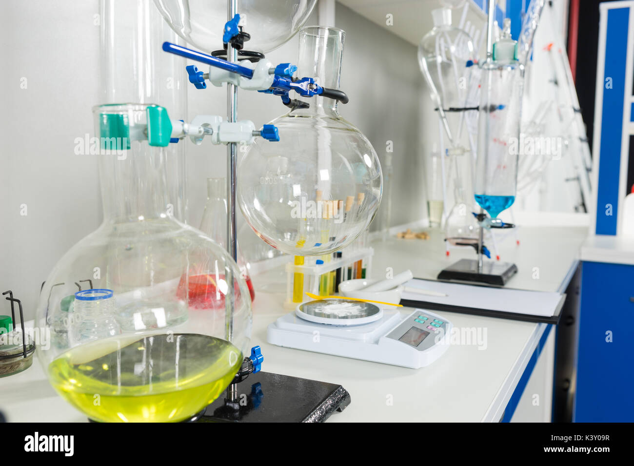 Distillation apparatus school hi-res stock photography and images - Alamy
