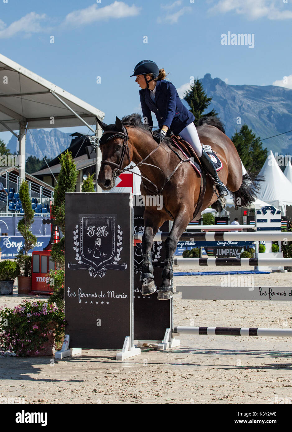 Women show jumping competition hi-res stock photography and images - Alamy