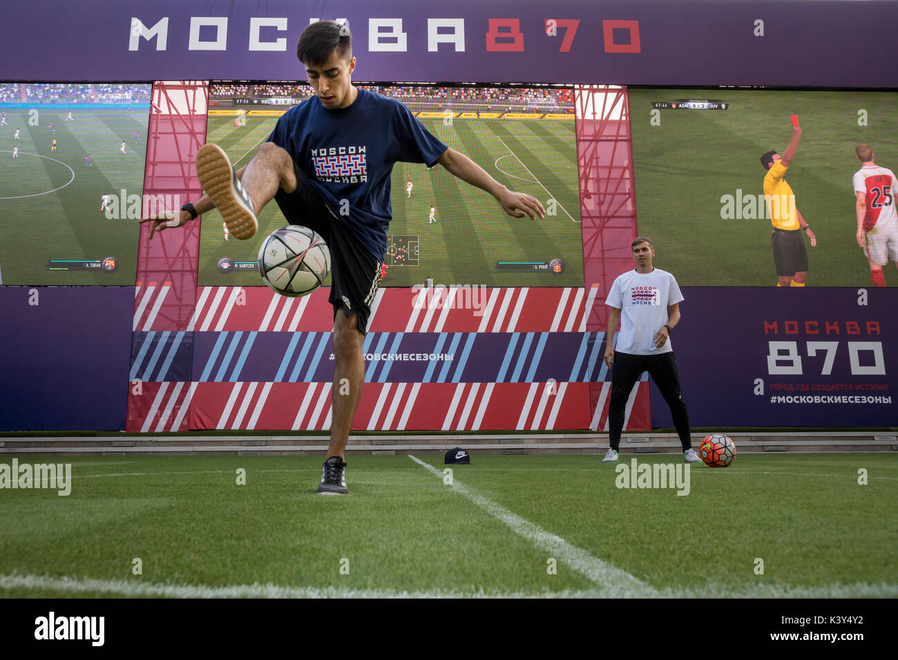 Big Screen Football High Resolution Stock Photography and Images - Alamy