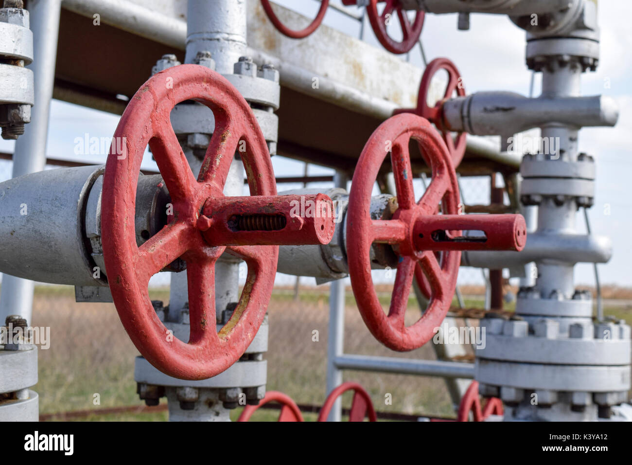 Flowing oil well hi-res stock photography and images - Alamy