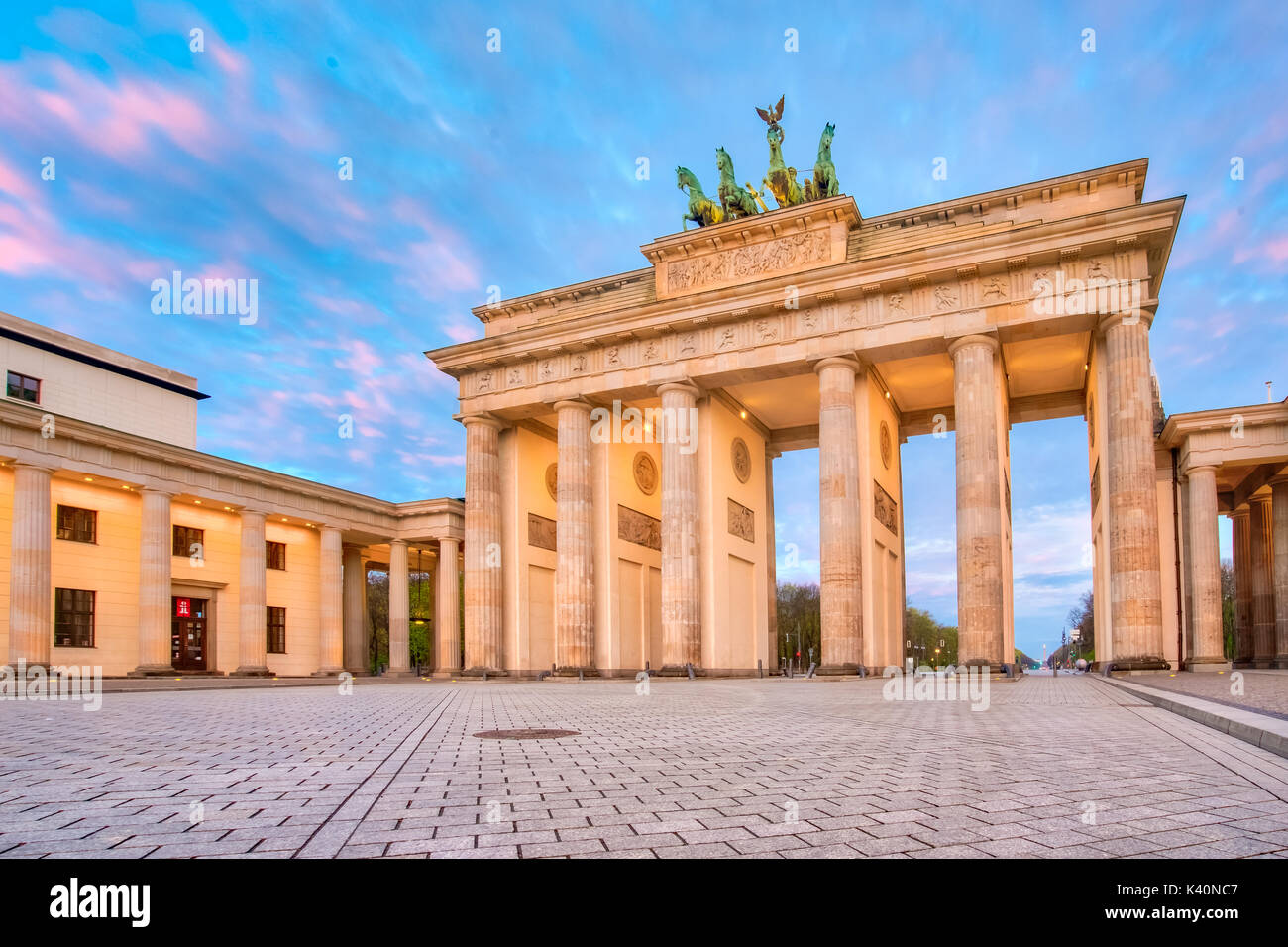 Berlin city gate hi-res stock photography and images - Alamy