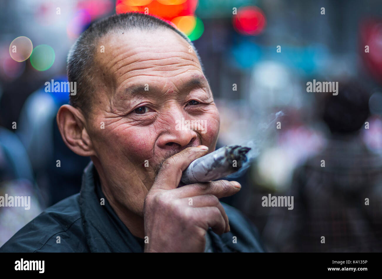 China man smoking hi-res stock photography and images - Alamy