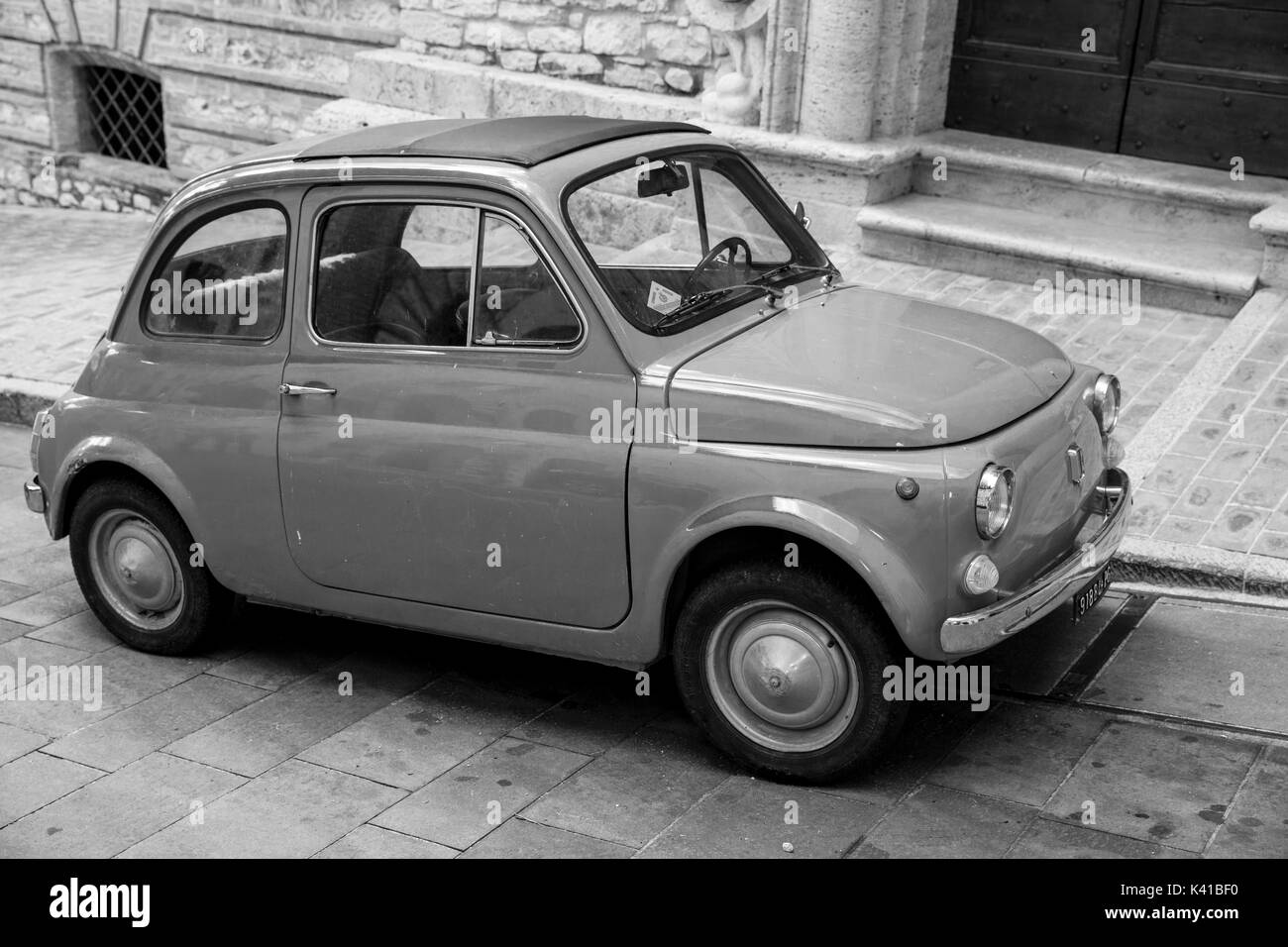 Old Fiat 500 Cinquecento in Umbria Stock Photo - Alamy