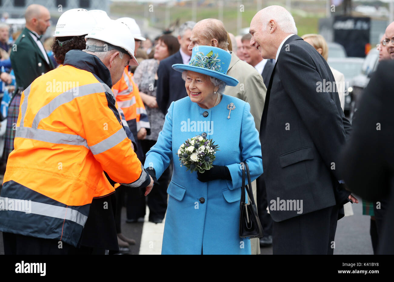 Queen Elizabeth II meets people who worked on the Queensferry Crossing ...