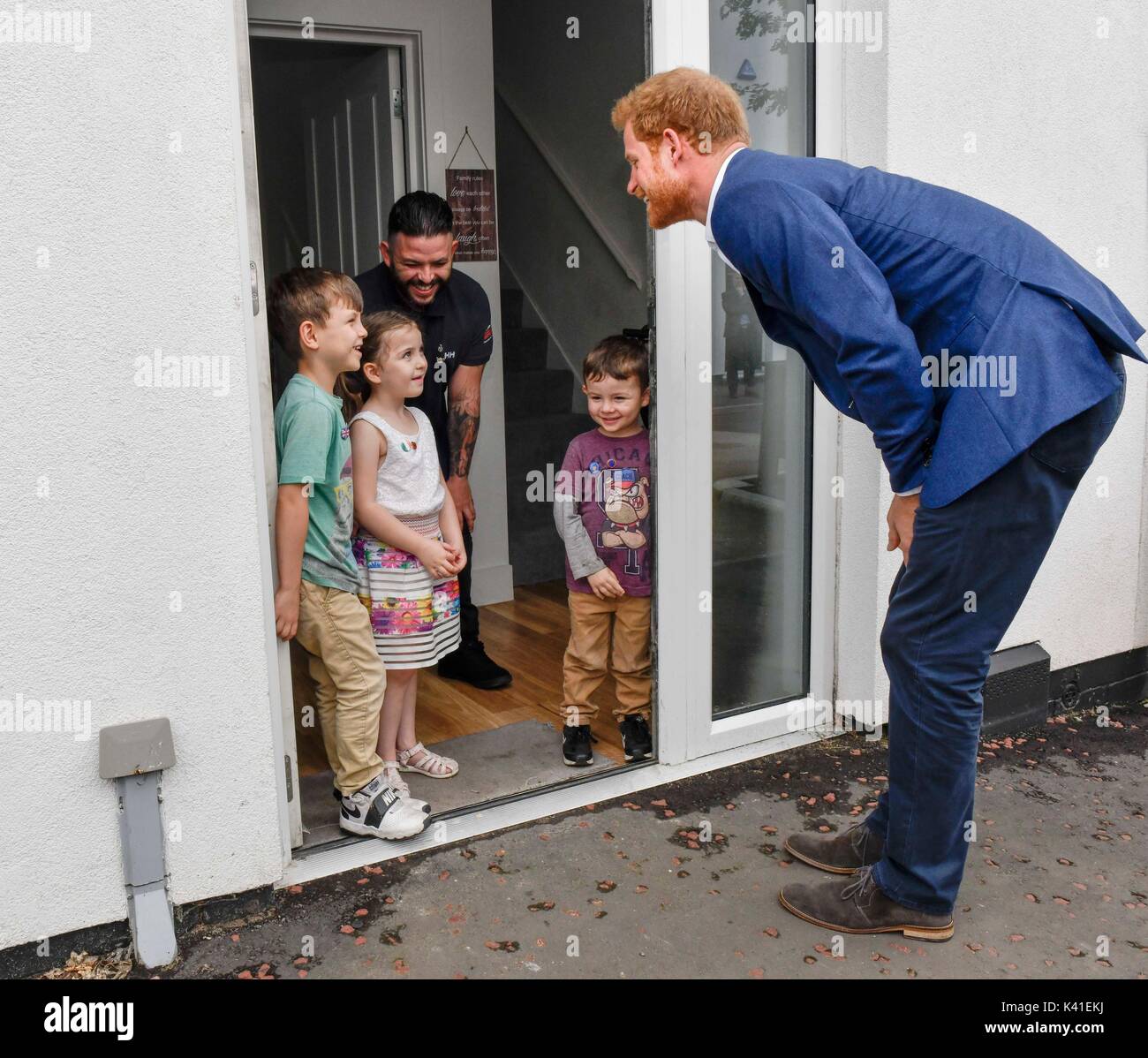 Prince Harry meets Simon Flores and his children Kobbi, Damaso and Lily ...