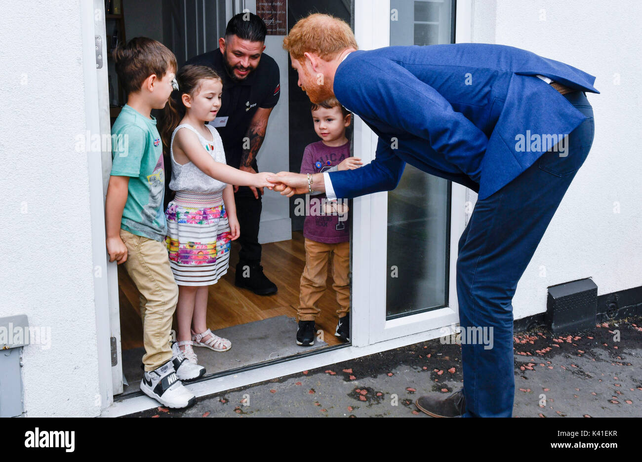 Prince Harry meets Simon Flores and his children Kobbi, Damaso and Lily ...