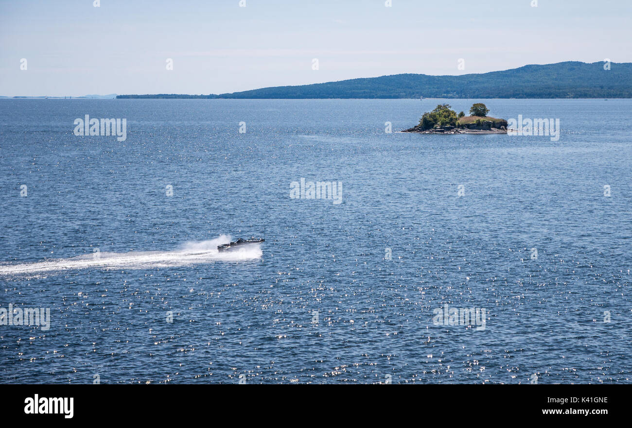 Boat cruising near the small gunboat island on Lake Champlain Stock ...