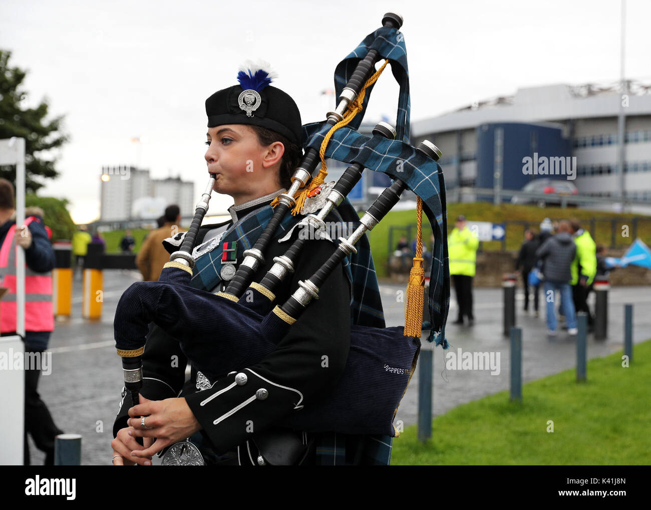 Glasgow bagpipe player hi-res stock photography and images - Alamy
