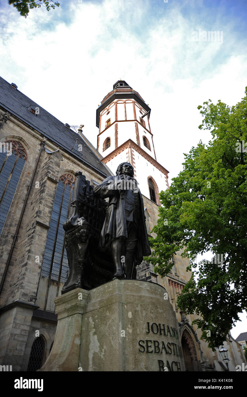 Thomaskirche and statue of Johann Sebastian Bach. Leipzig Stock Photo ...