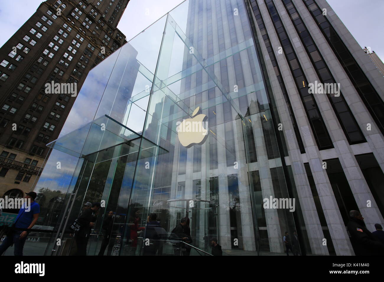 new york apple store in 5th avenue Stock Photo - Alamy