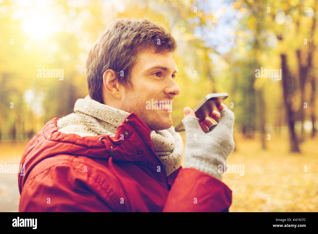 Man holding mobile recording hi-res stock photography and images - Alamy