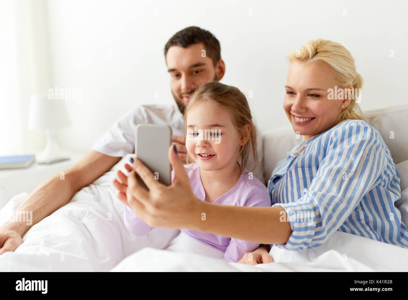 happy family with smartphone at home Stock Photo - Alamy