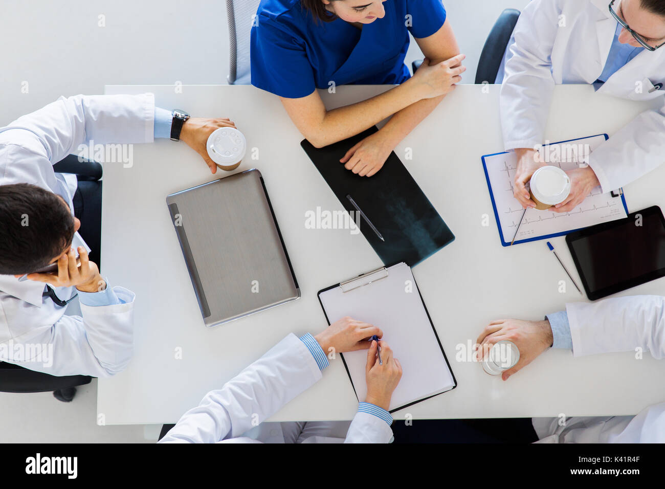 Doctors drinking coffee hi-res stock photography and images - Alamy