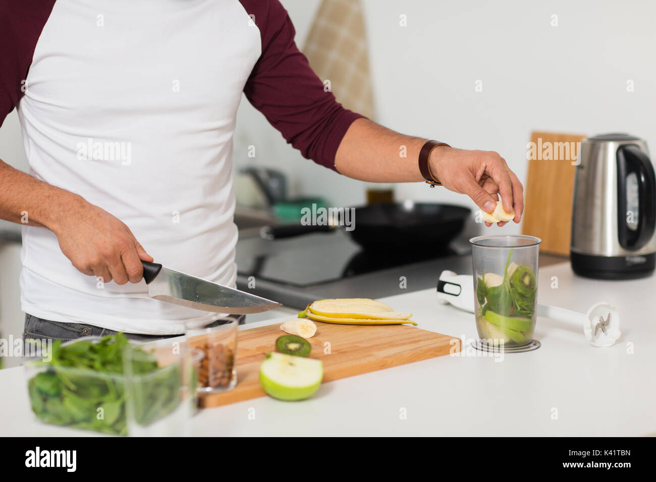 man with blender and fruit cooking at home kitchen Stock Photo - Alamy