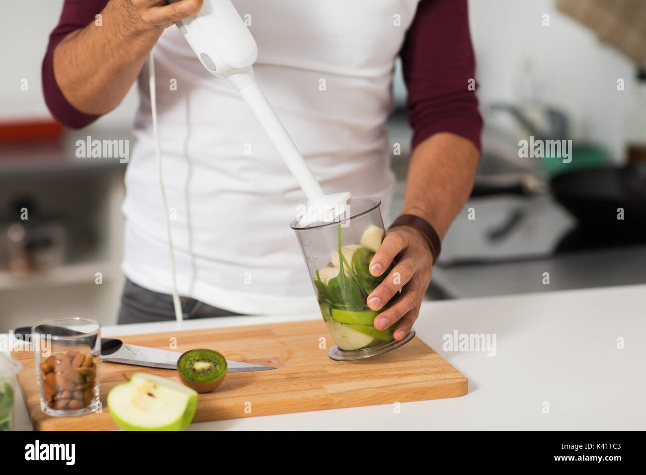 man with blender and fruit cooking at home kitchen Stock Photo - Alamy