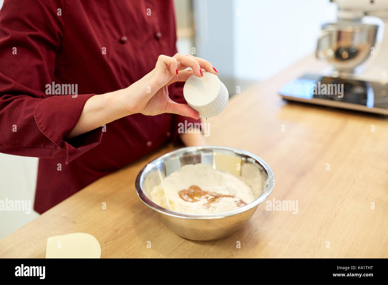 Adding flour to batter hi-res stock photography and images - Alamy