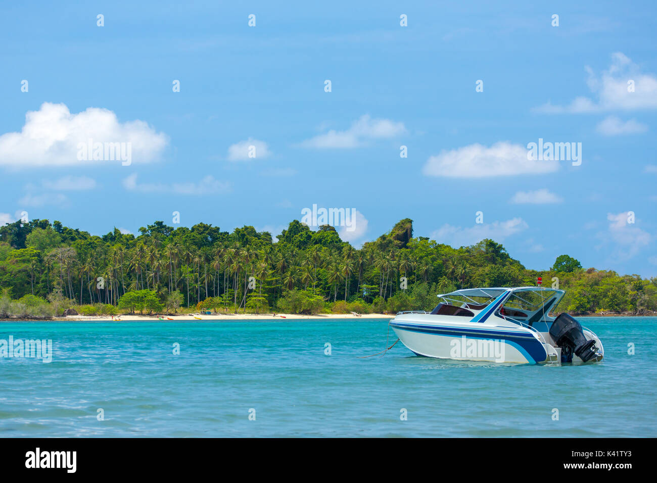 Speed boat beach hi-res stock photography and images - Alamy