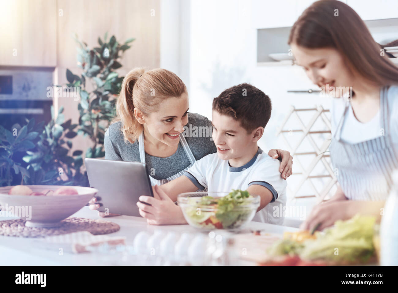 Family gathering in kitchen hi-res stock photography and images - Alamy
