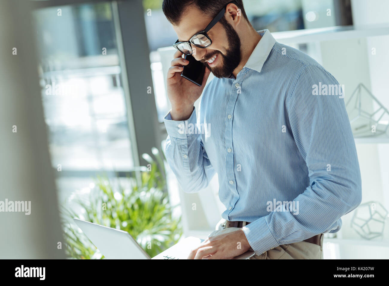 Negotiating worker hi-res stock photography and images - Alamy