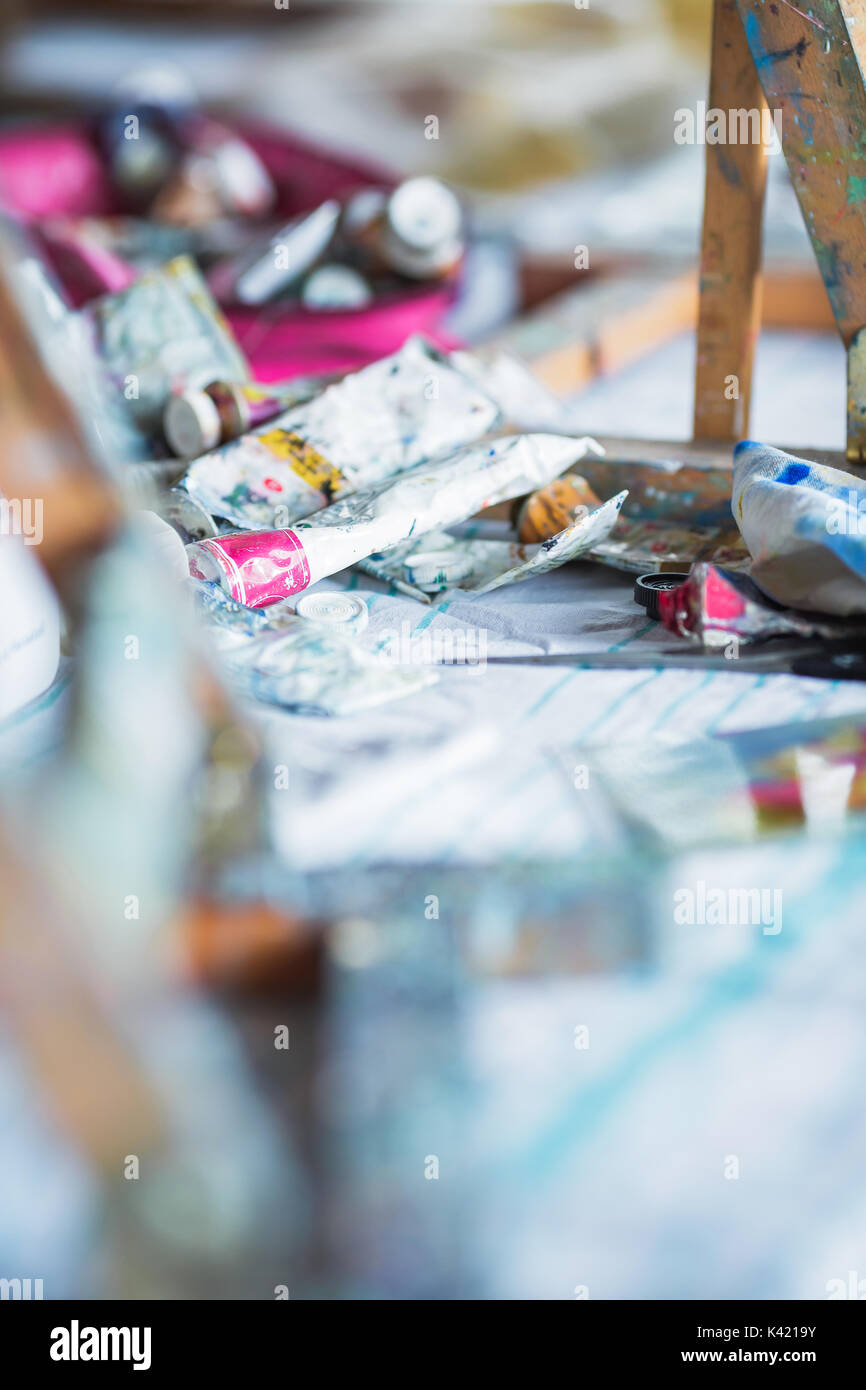 Old tubes of oil paint hi-res stock photography and images - Alamy