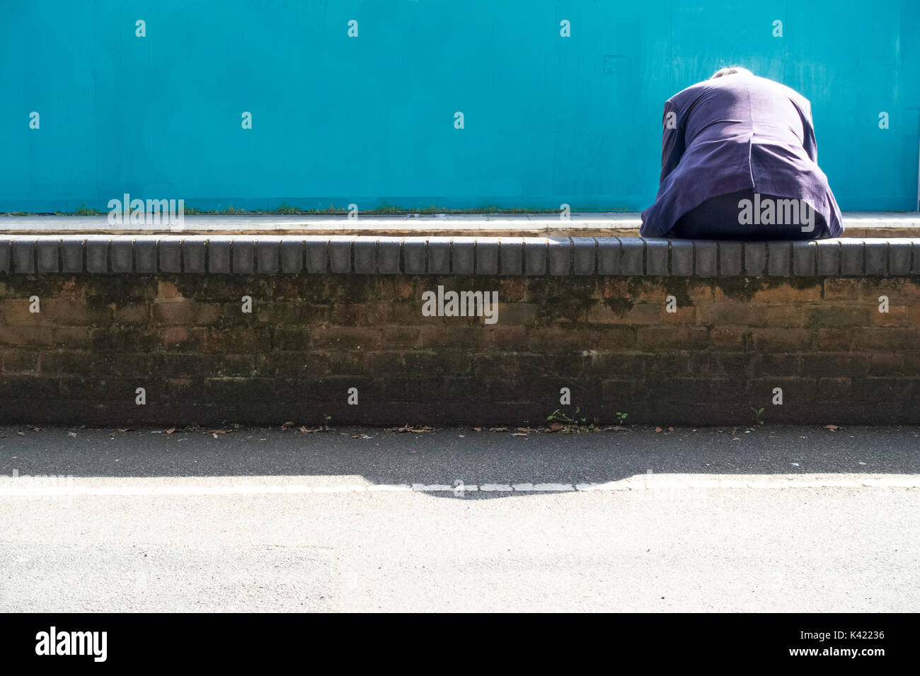 Man sitting on the wall hi-res stock photography and images - Alamy