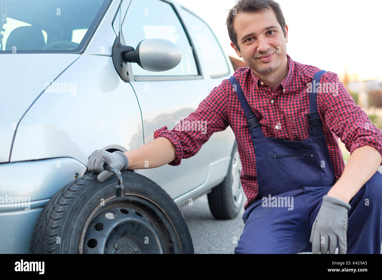 Technician changing a flat tire hi-res stock photography and images - Alamy