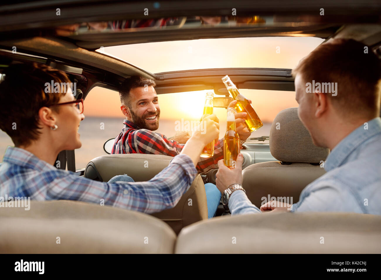 Group friends having beer beach hi-res stock photography and images - Alamy