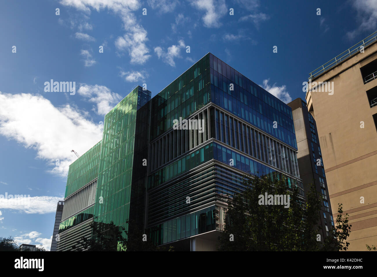 180 tall glass office building hi-res stock photography and images - Alamy