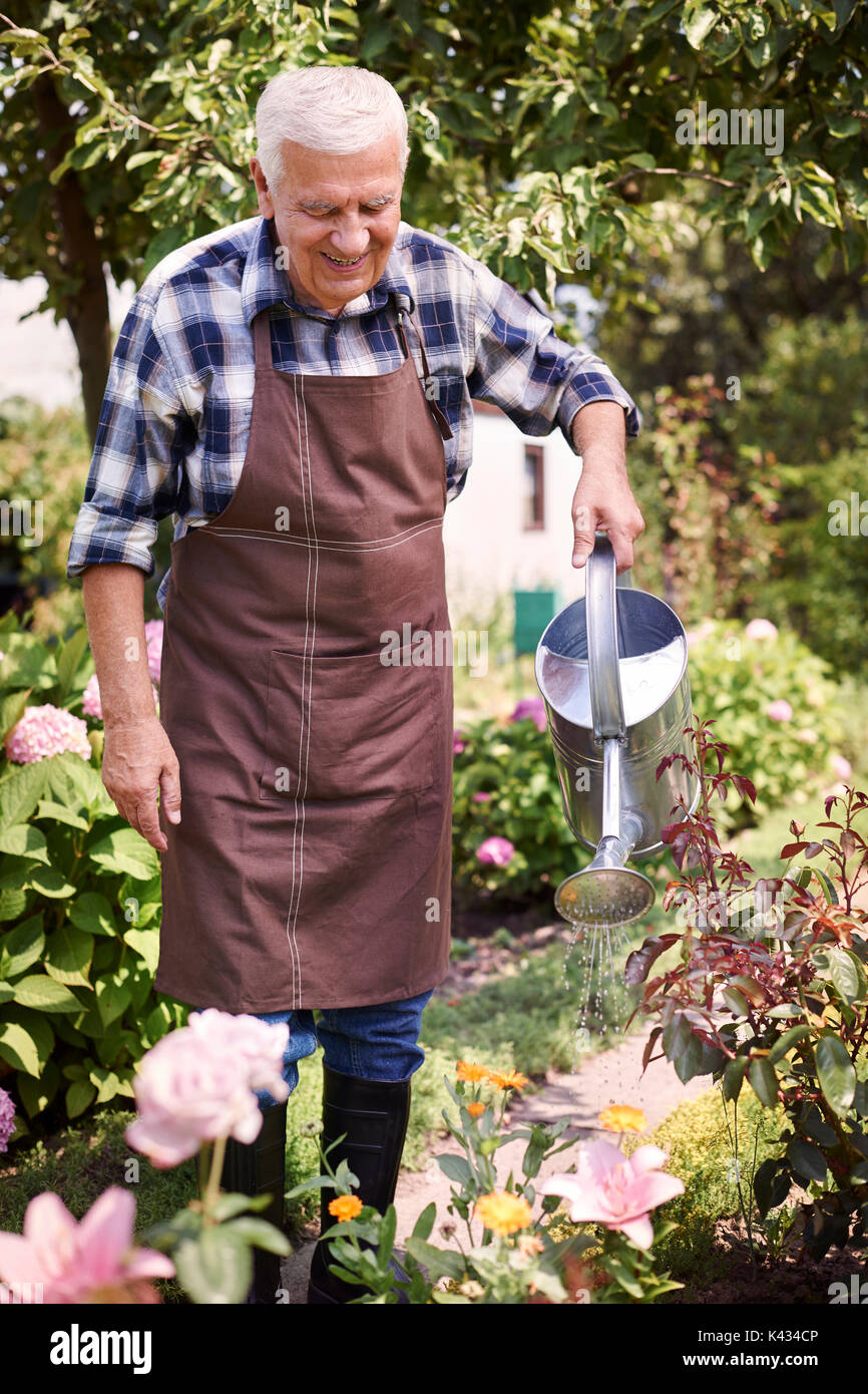Very old man gardening hi-res stock photography and images - Alamy