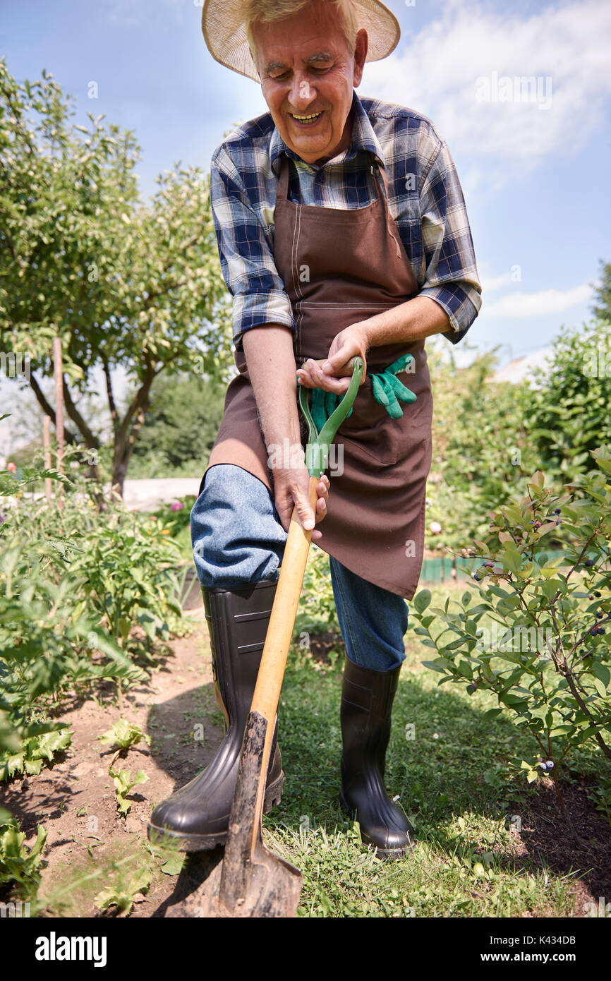 Old man digging ground hi-res stock photography and images - Alamy