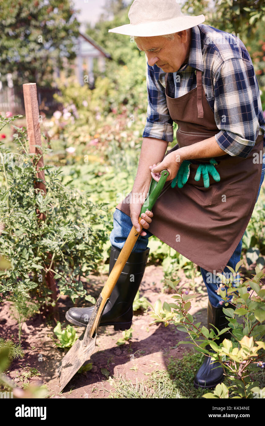 Old man digging ground hi-res stock photography and images - Alamy