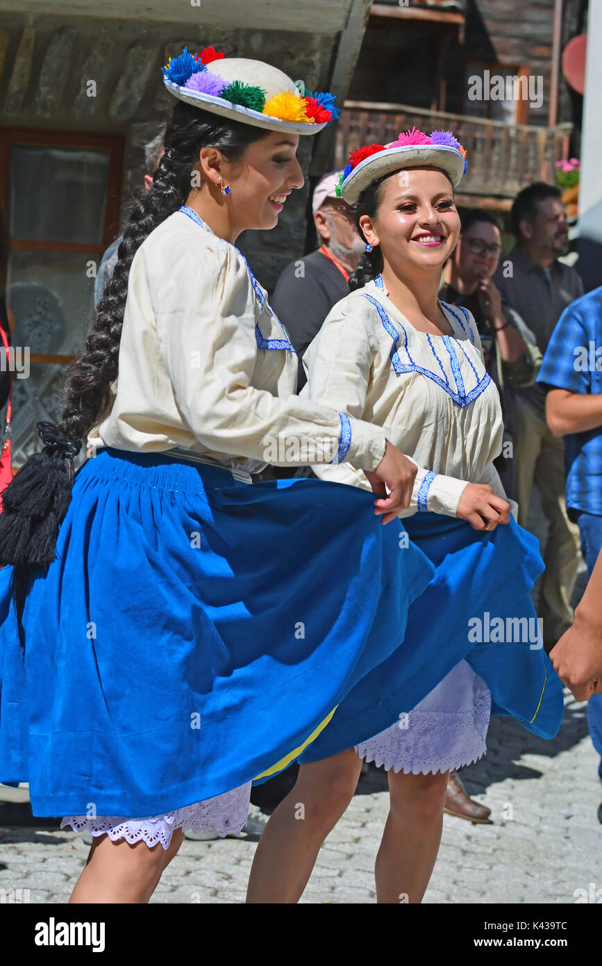 Bolivian dancers costume hi-res stock photography and images - Alamy
