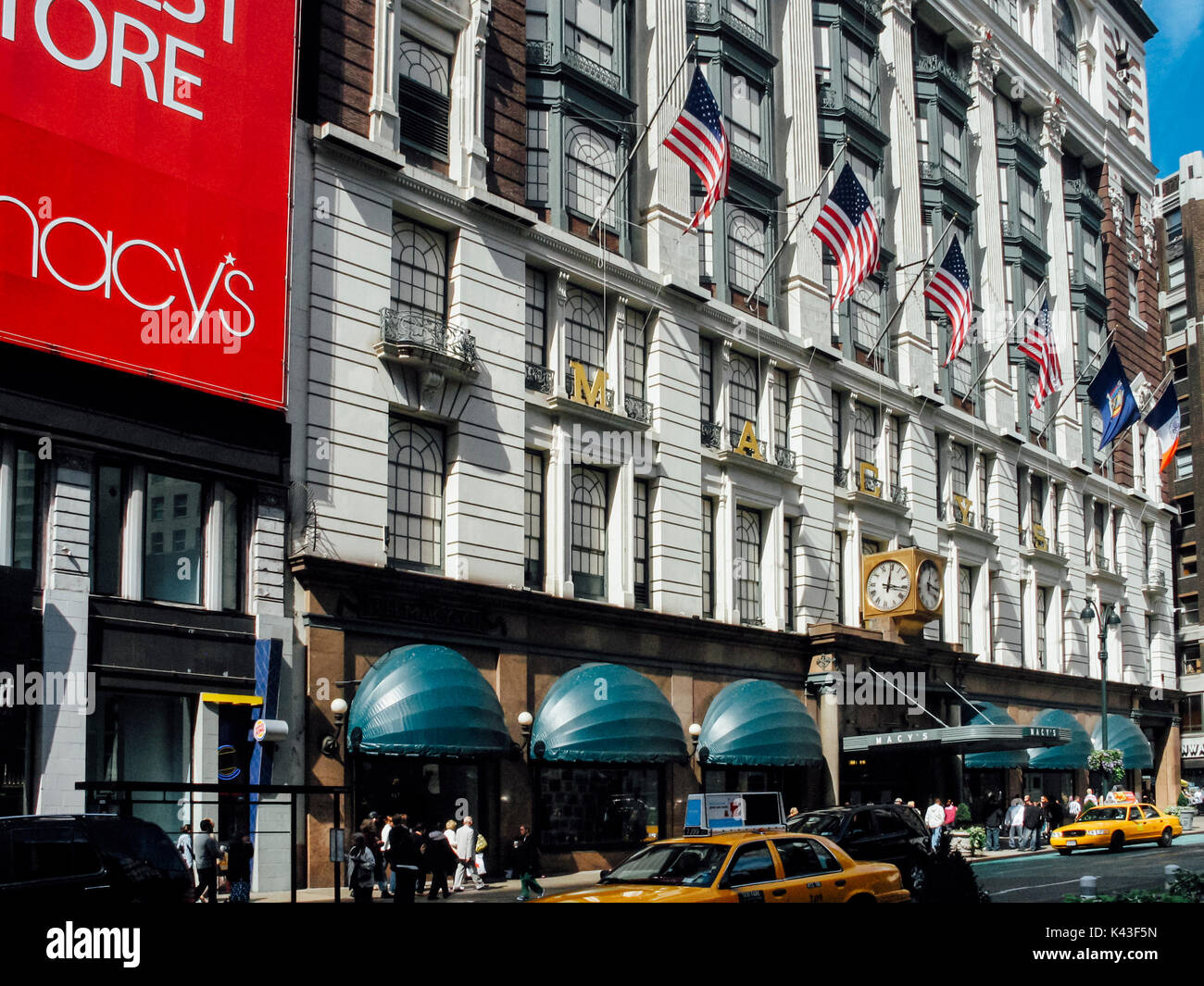 Exterior of long standing department store, Macy's Herald Square ...