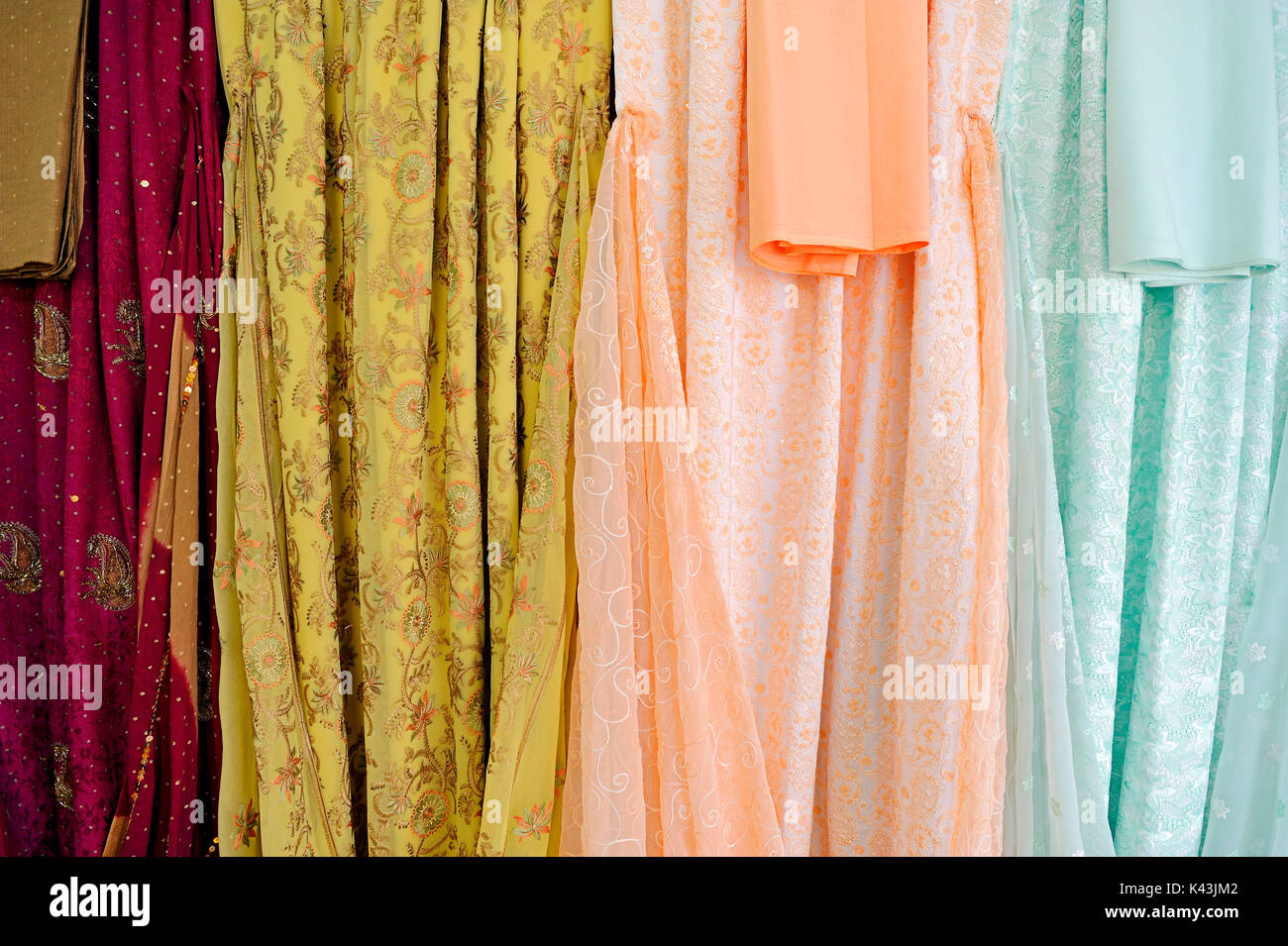 Colored clothes at textile bazaar, New Delhi, India | Farbige Stoffe ...