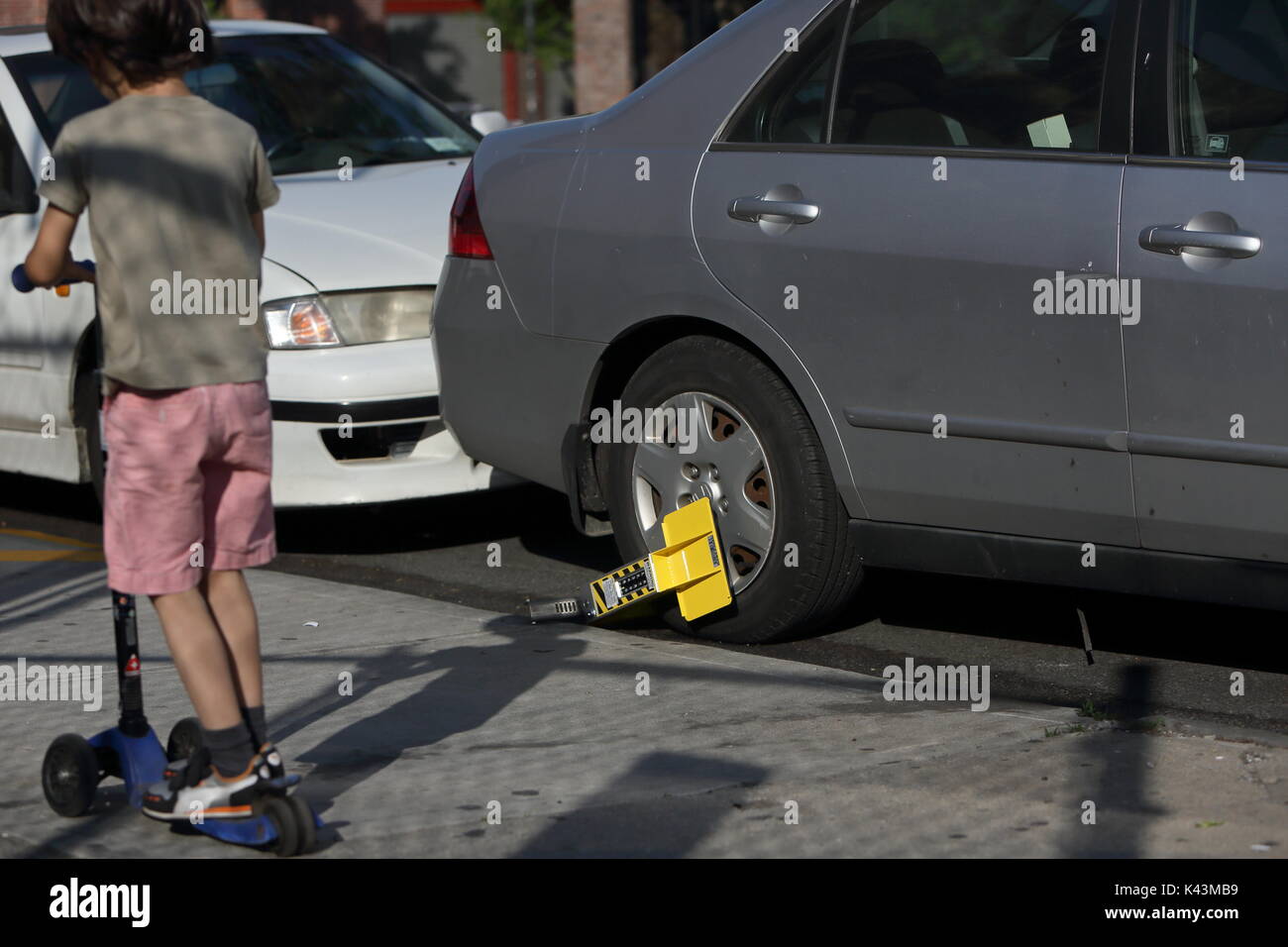 Nypd tow truck hi-res stock photography and images - Alamy