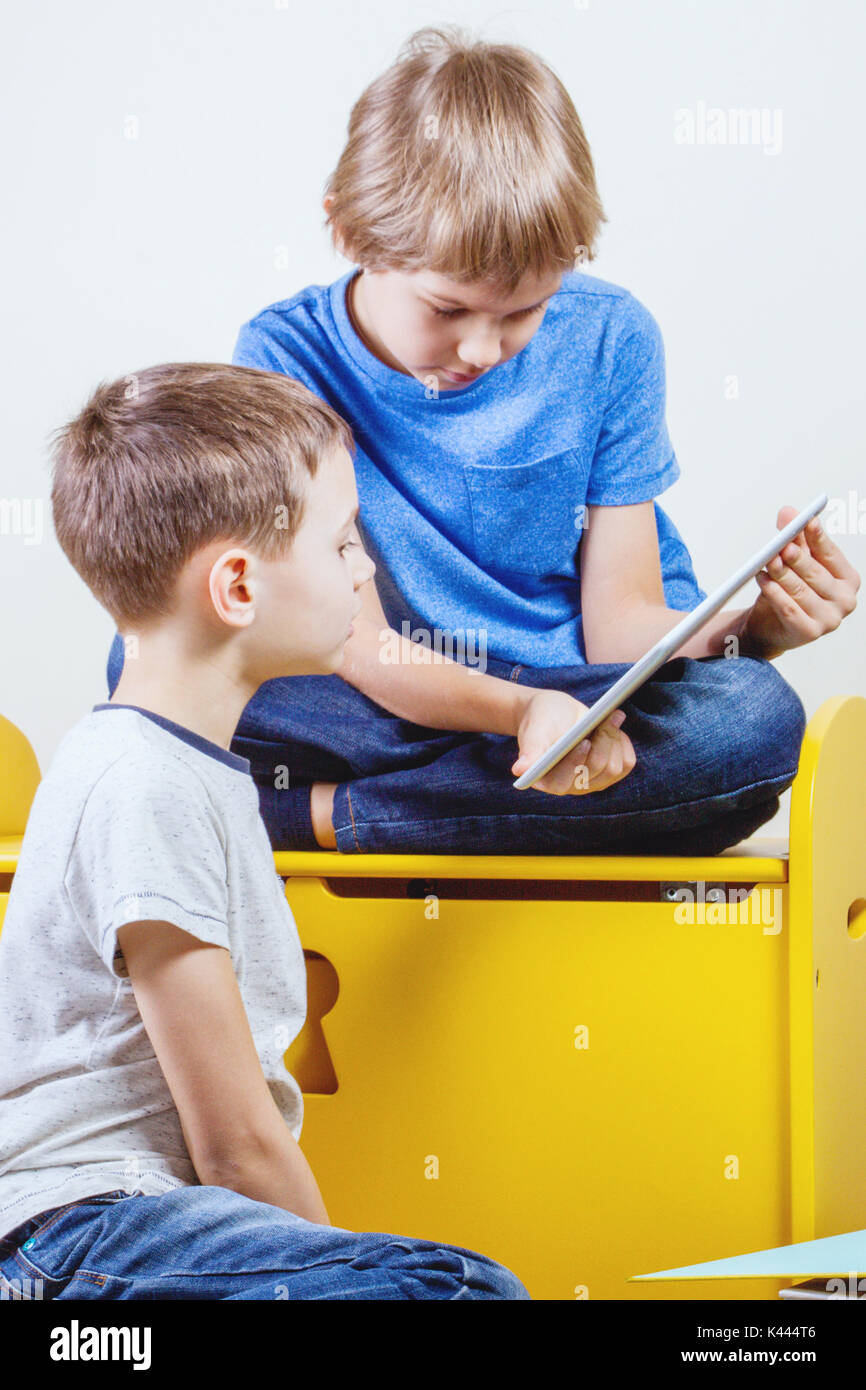 Children playing computer school hi-res stock photography and images ...