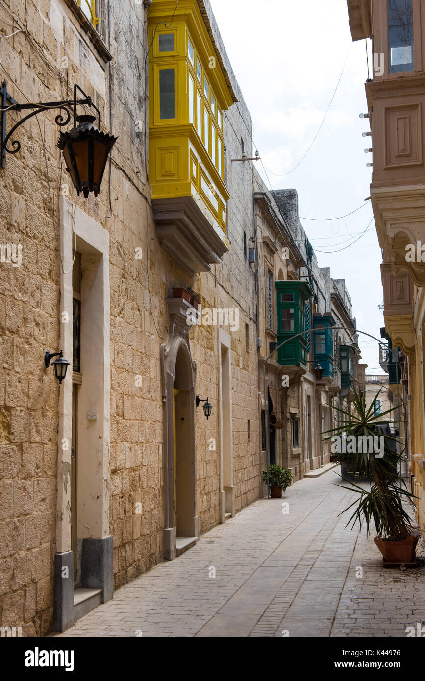 Narrow Mediterranean alleyway in the medieval city of Mosta, Malta ...