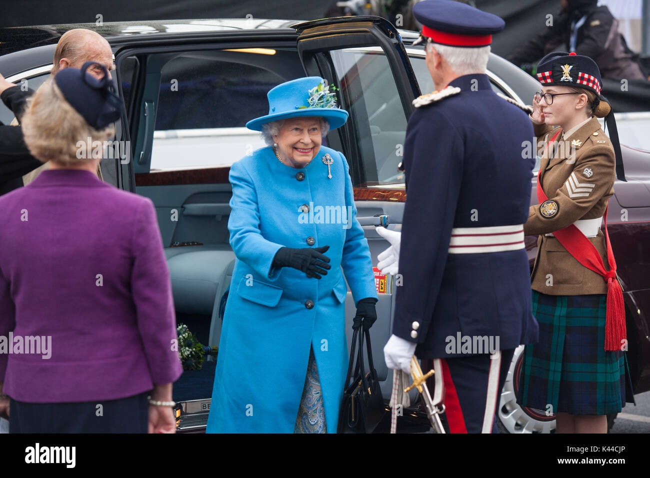 Queen elizabeth ii blue hat hi-res stock photography and images - Alamy