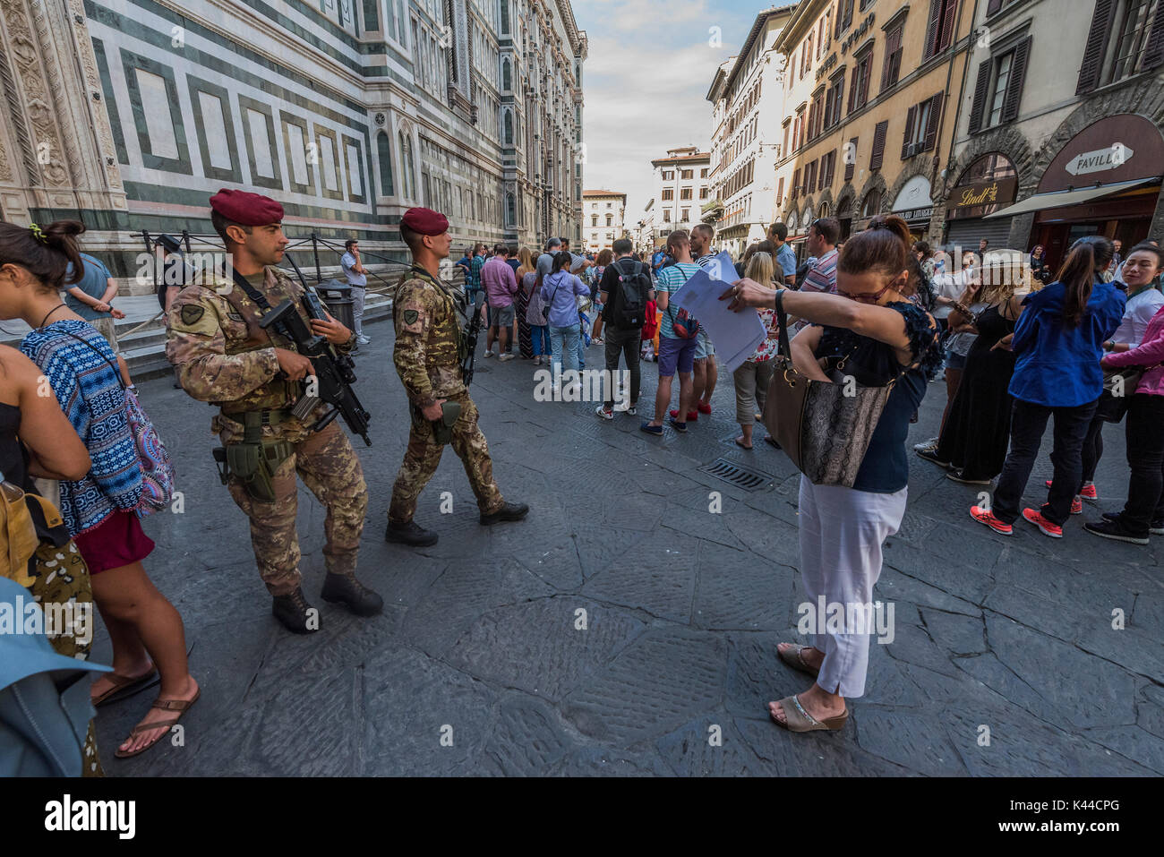 Soldier's queue hi-res stock photography and images - Alamy