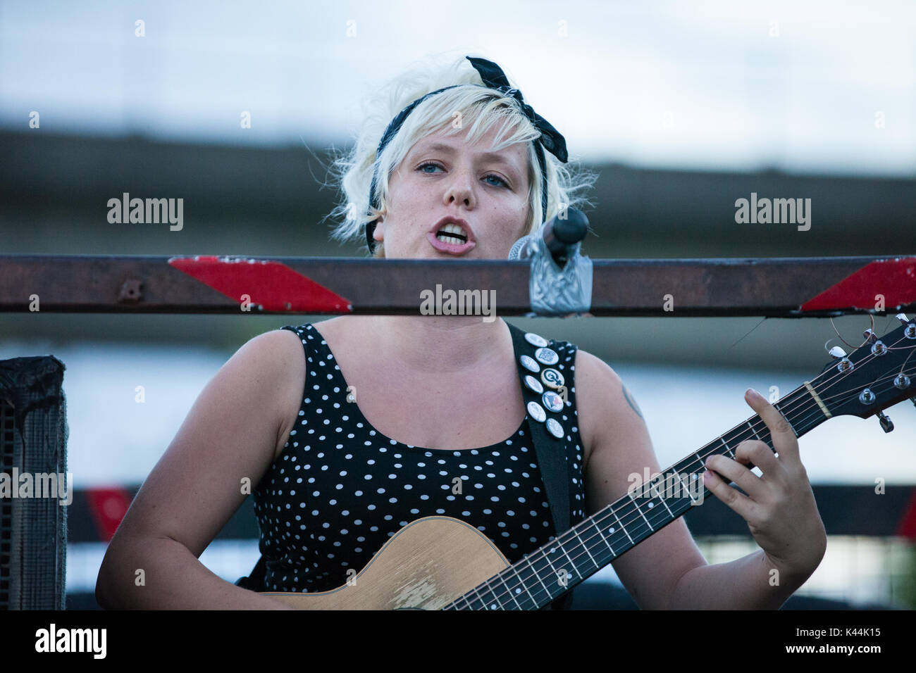 London, UK. 4th Sep, 2017. Singer Efa Thomas performs for campaigners ...