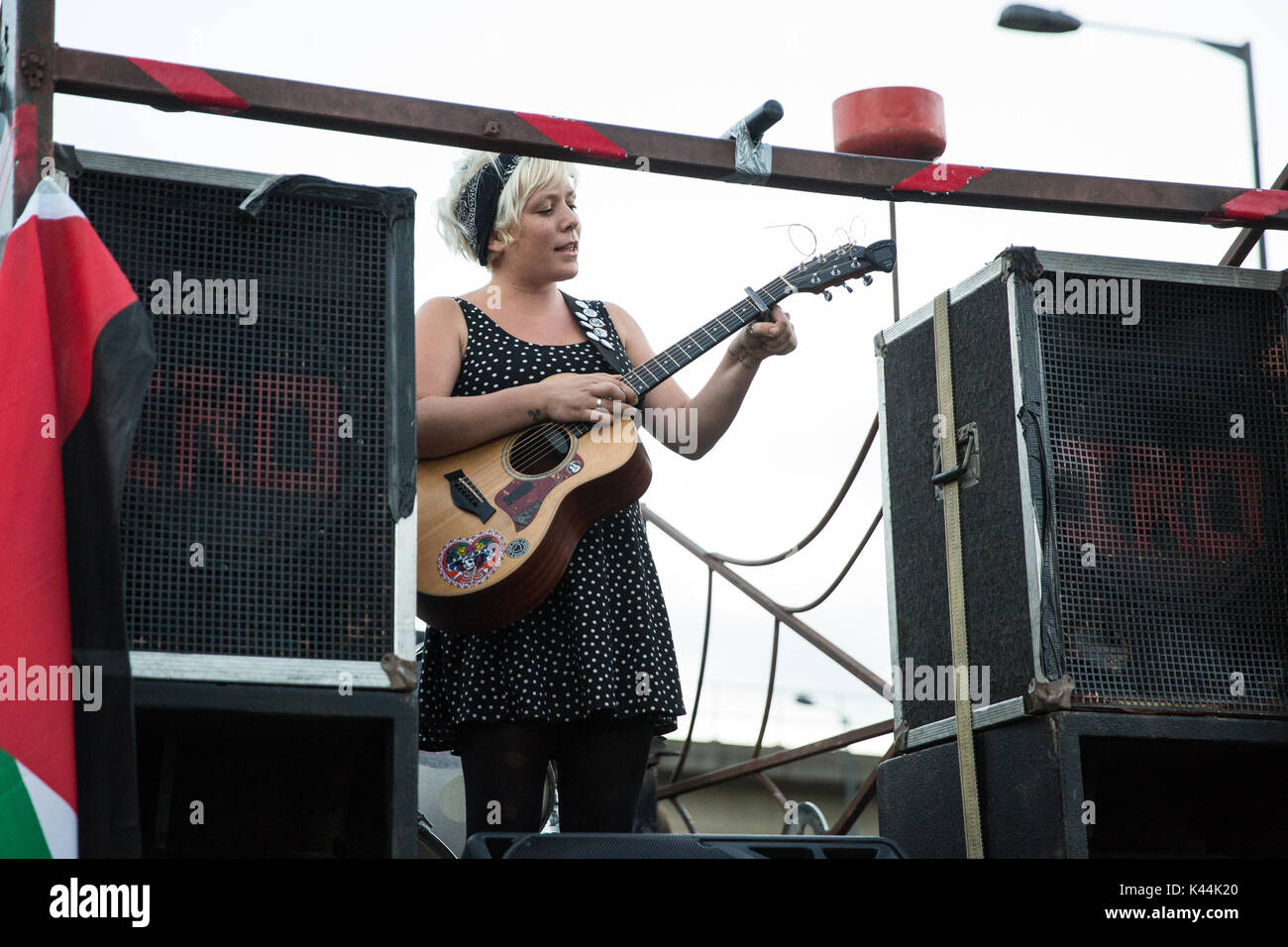 London, UK. 4th Sep, 2017. Singer Efa Thomas performs for campaigners ...