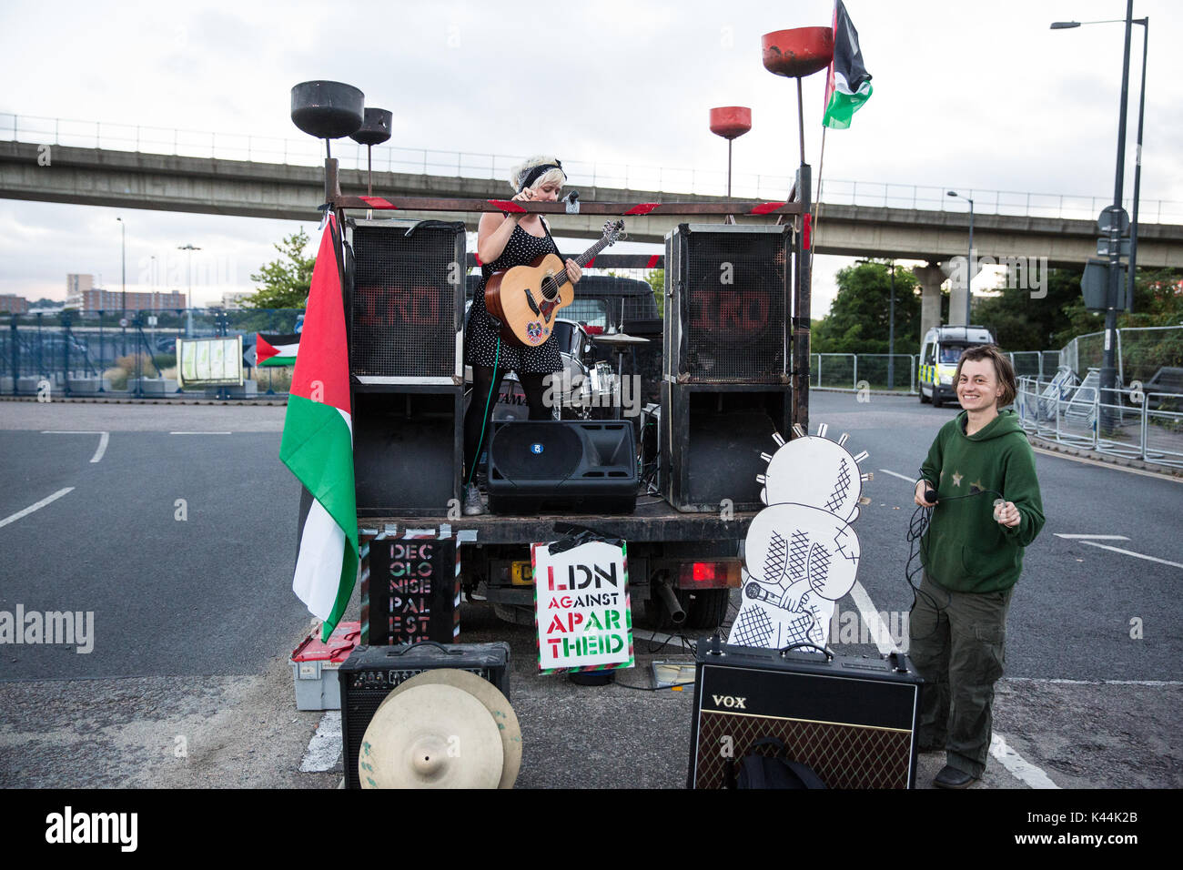 London, UK. 4th Sep, 2017. Singer Efa Thomas performs for campaigners ...
