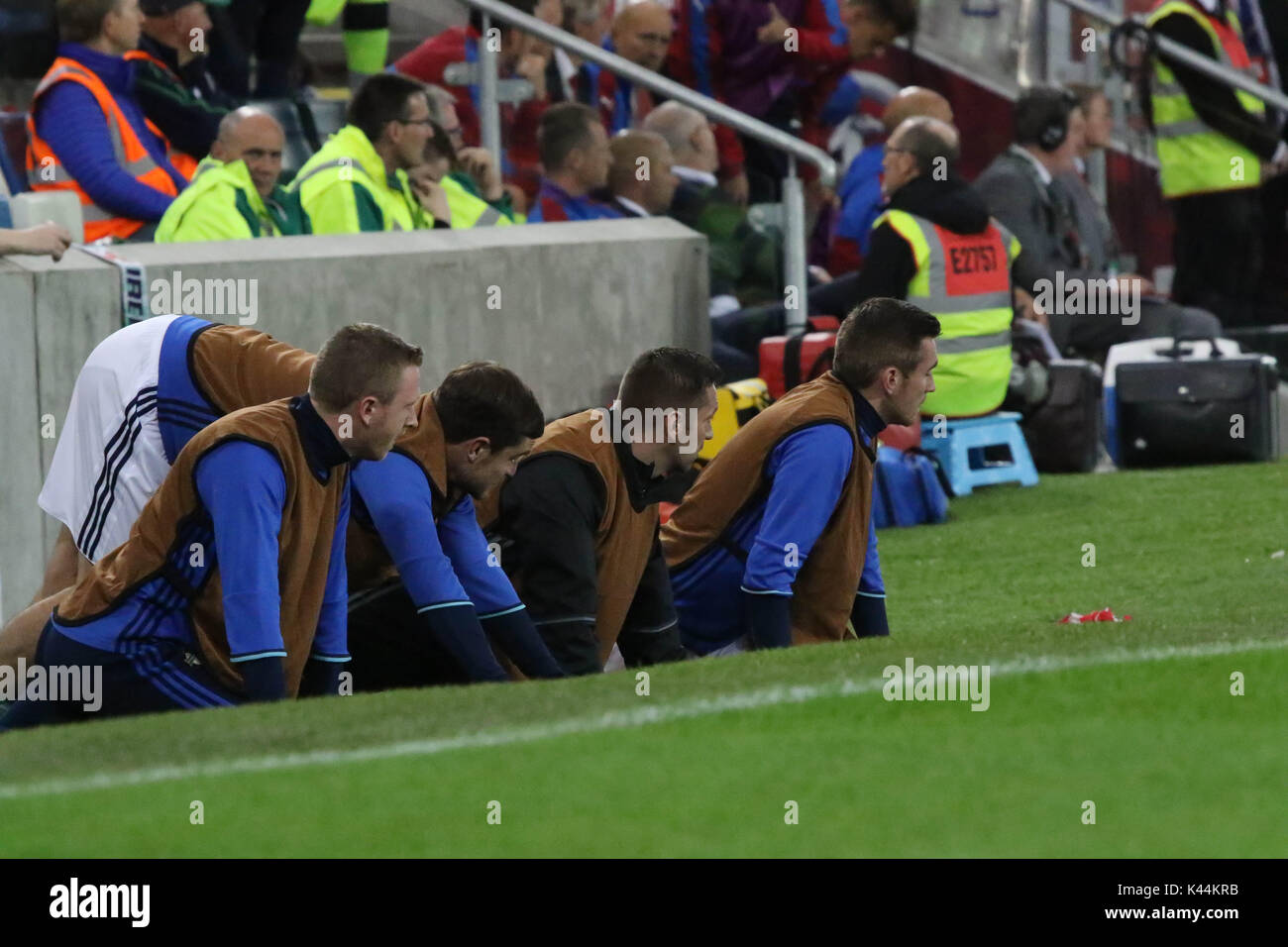 Football substitutes warming up hi-res stock photography and images - Alamy