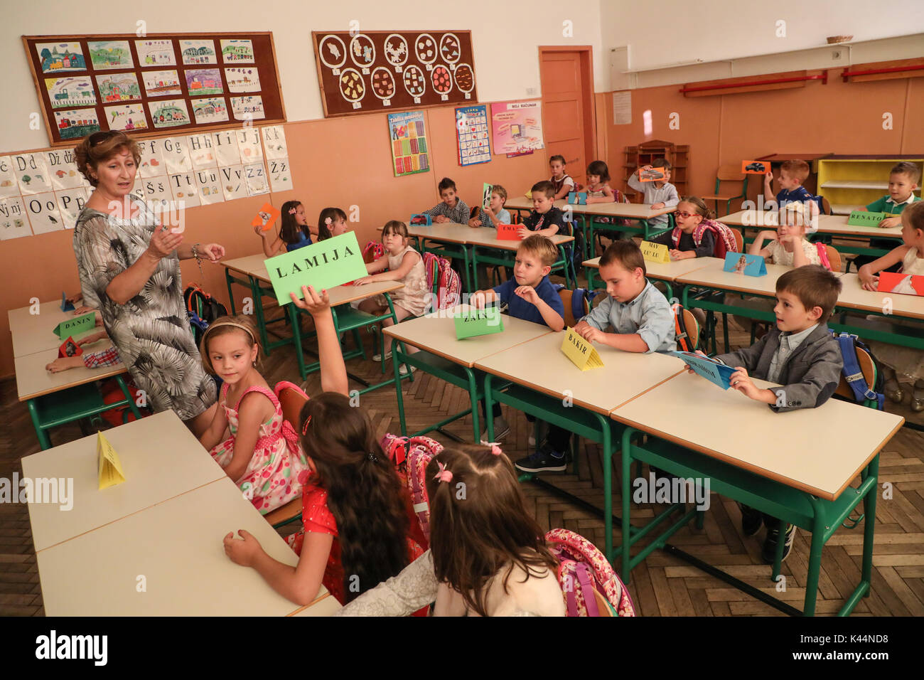 (170905) -- SARAJEVO, Sept. 5, 2017 (Xinhua) -- Children sit in the ...